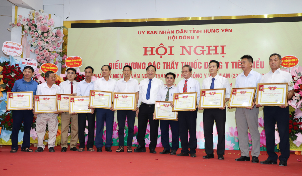 Biểu dương các thầy thuốc Đông y tiêu biểu - Báo Hưng Yên điện tử